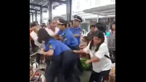 中国禁网新闻 — 小贩终可摆摊 评论:危机下中共暴政暂缩一只手(视频集)