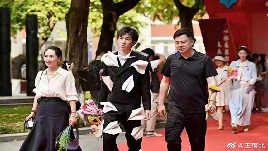 孟晚舟继子成人礼穿20万套装 网民：我买华为他却穿lv 孟晚舟继子 18岁成人礼 华为 孟晚舟 Lv 中国网民 刘晓棕 希望之声